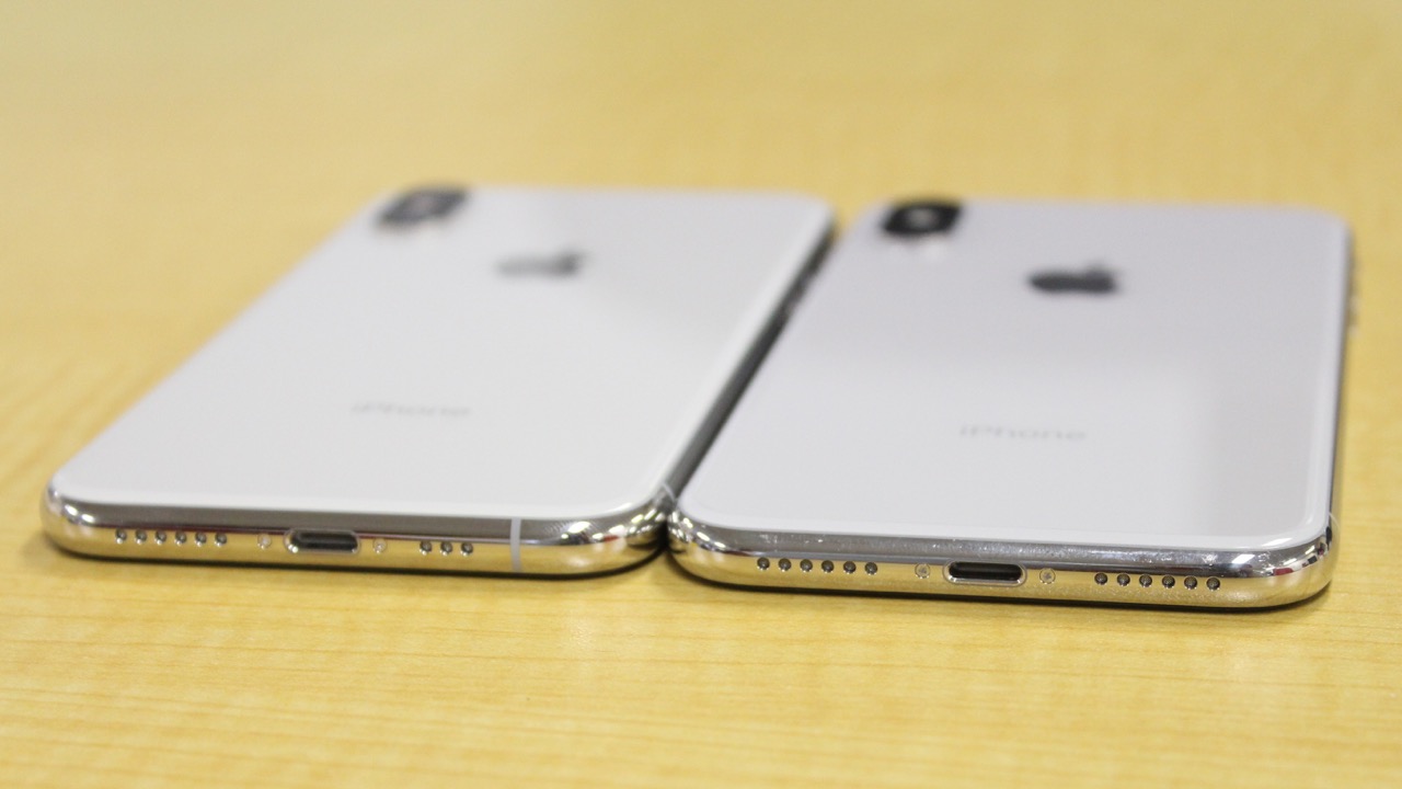 『iPhone XS』と『iPhone X』の見た目を比較! 同じシルバーでも若干違う!? | AppBank