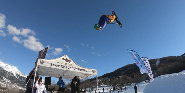 今冬の最注目トレンド! ? スキー×スノボの新しいウィンタースポーツ「Snow Stant Scoot POWDER2021」 | AppBank