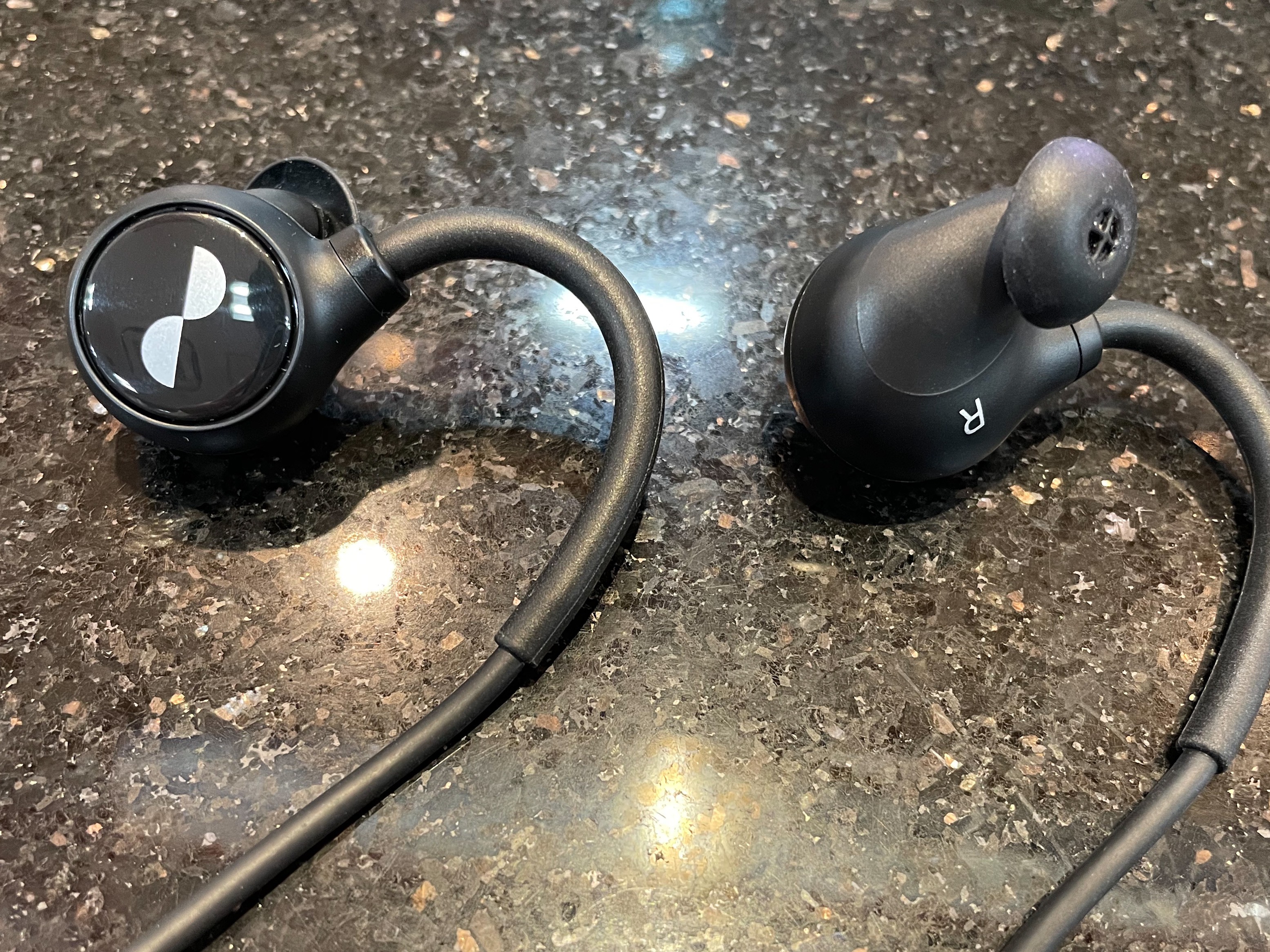 【実機レビュー】聴覚測定で“自分専用の音”を生み出す未来のイヤホン「NuraLoop」 | AppBank