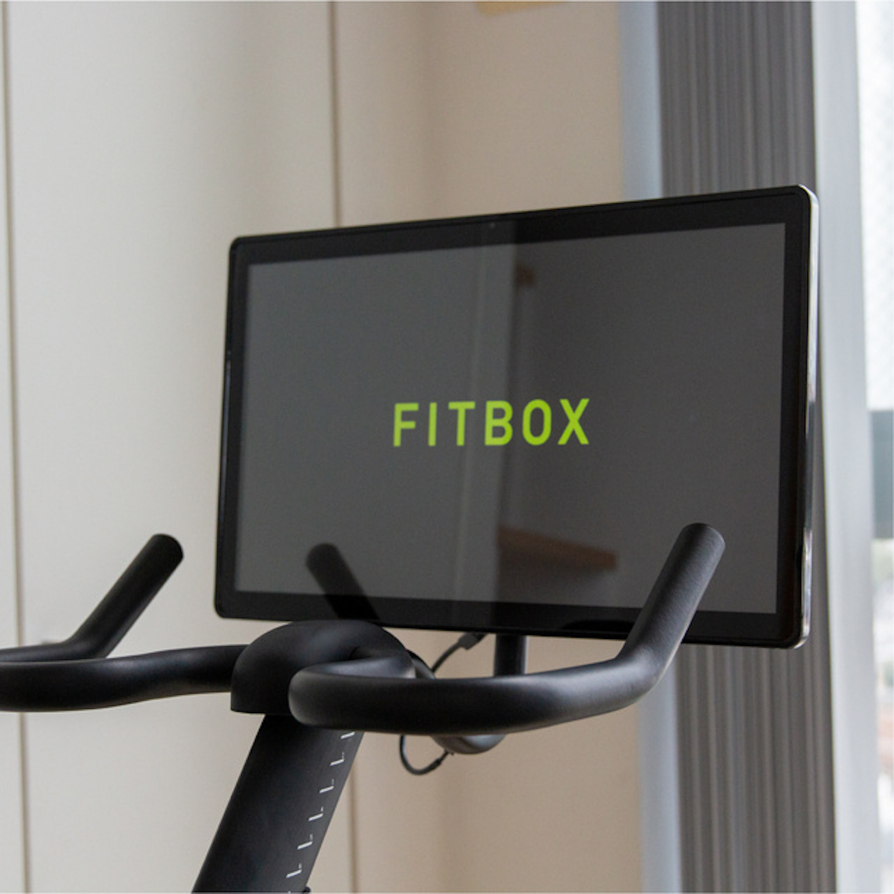 大画面21.5インチモニター搭載! お家時間で本格トレーニングができるフィットネスバイク『FITBOX PRO』がMakuakeに登場 | AppBank