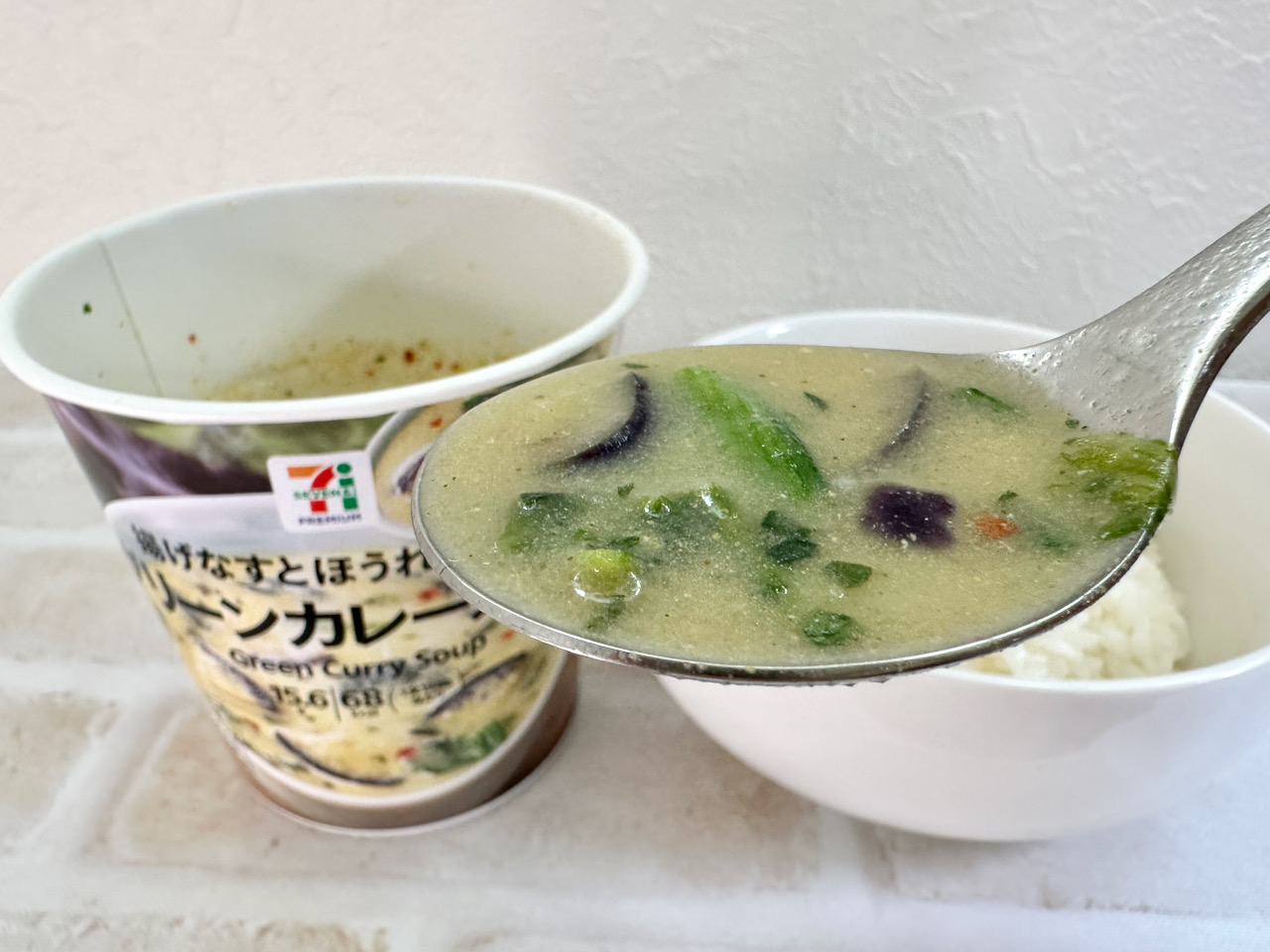 スープとご飯で1食分イケるか!? #セブンイレブン 新発売「揚げなすとほうれん草のグリーンカレースープ」食べてみた! | AppBank