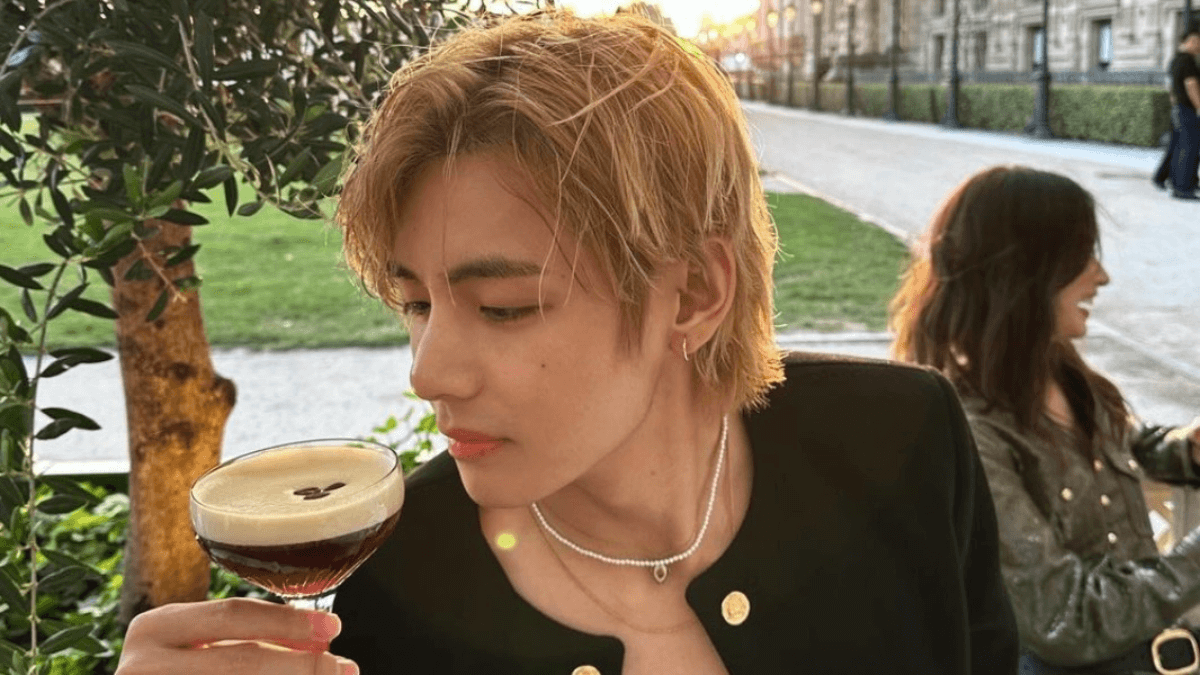 BTSのV、CELINEを纏った美しい姿でファンを魅了!! パク・ボゴムとの交流も話題に | AppBank