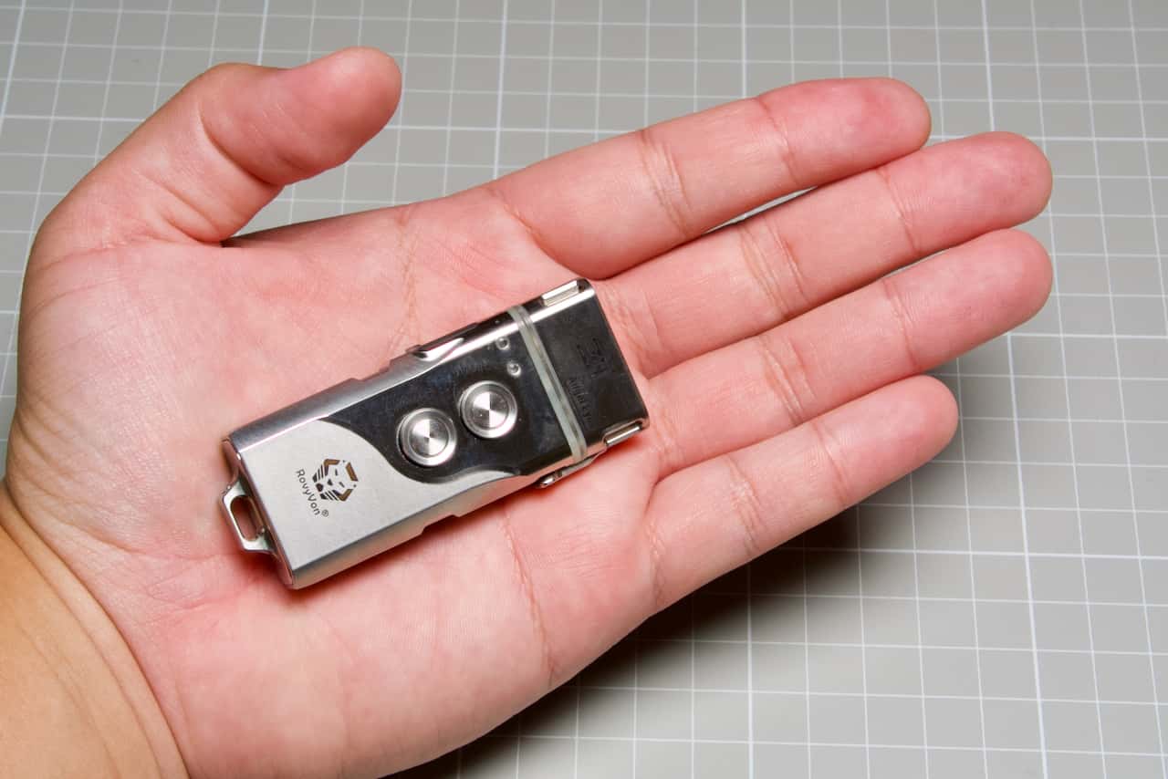 懐中電灯界の「iPhone 15」や！ チタン製ボディ・小型LEDライト「RovyVon（ロビーボン）E4」レビュー | AppBank