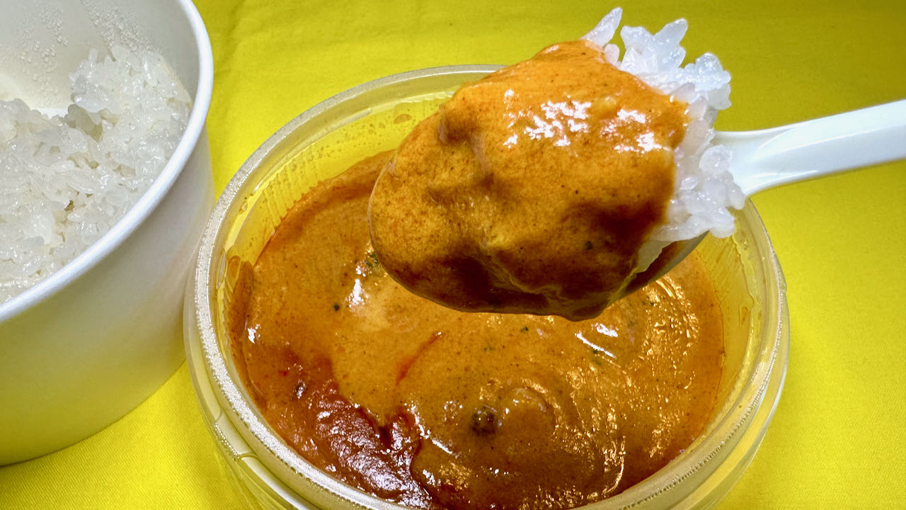 【セブン実食】399円チキンカレーの実力は!? 本日新発売「スパイスの香りバターチキンカレー」食べてみた! | AppBank