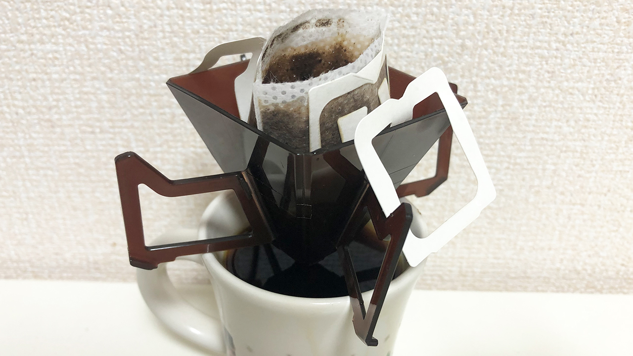【100均】コーヒー好き必携グッズ! ダイソーの「浮かせて淹れるドリップバッグスタンド」が超便利!! | AppBank