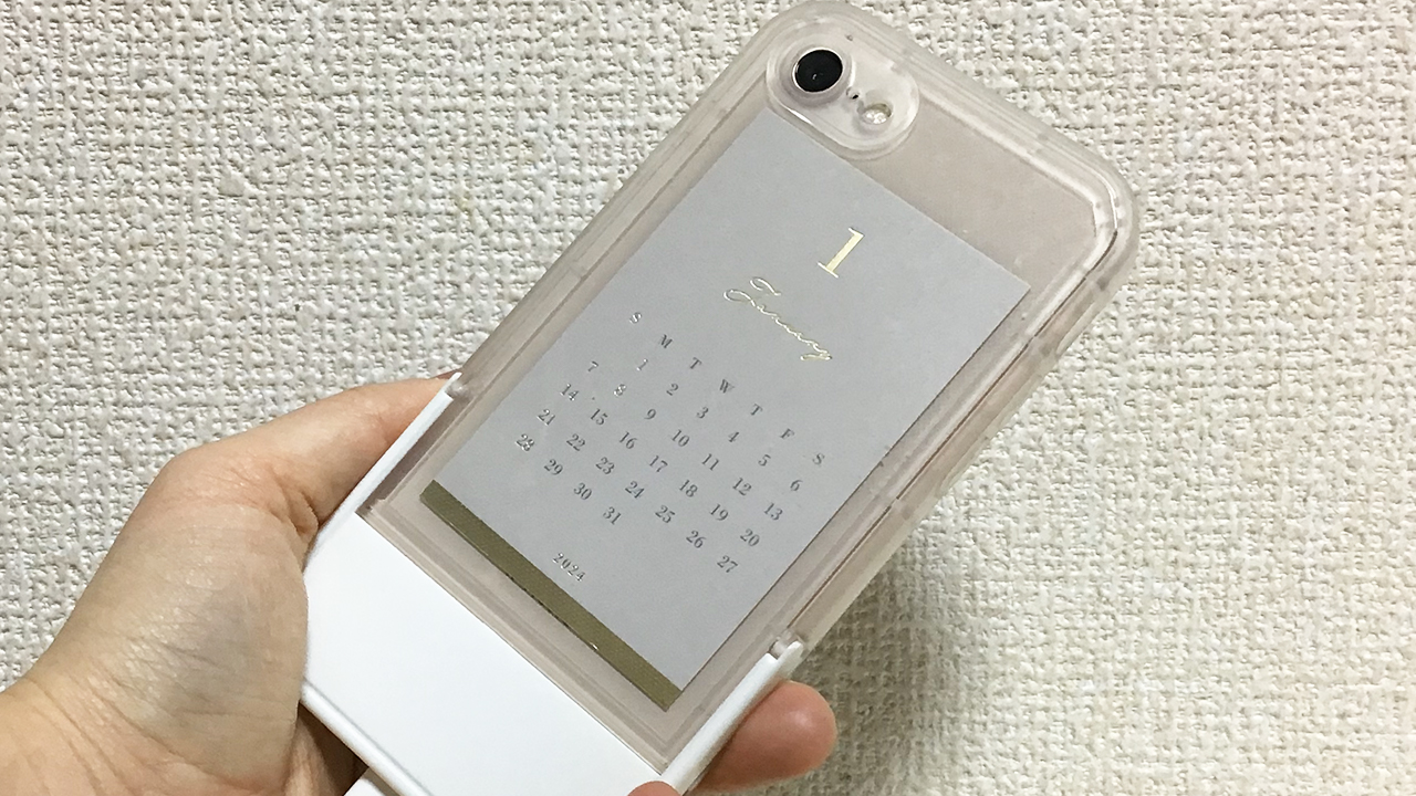 【100均】スマホに挟めるカレンダーがオシャレで便利! ダイソー2024年カレンダーをチェック!! | AppBank