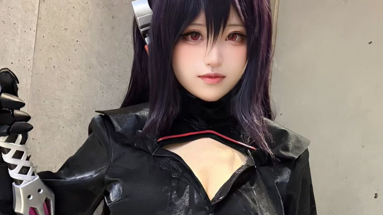 黒の戦闘スタイルが魅力的！ 千阳（ちよ）、『アイアンサーガVS』朧のコスプレを披露 | AppBank