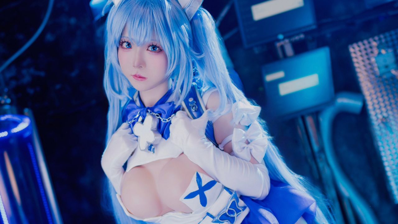 神秘的な青の輝き！ たっぷりめろこ、『勝利の女神：NIKKE』グレーテルのセクシーコスプレを披露 | AppBank