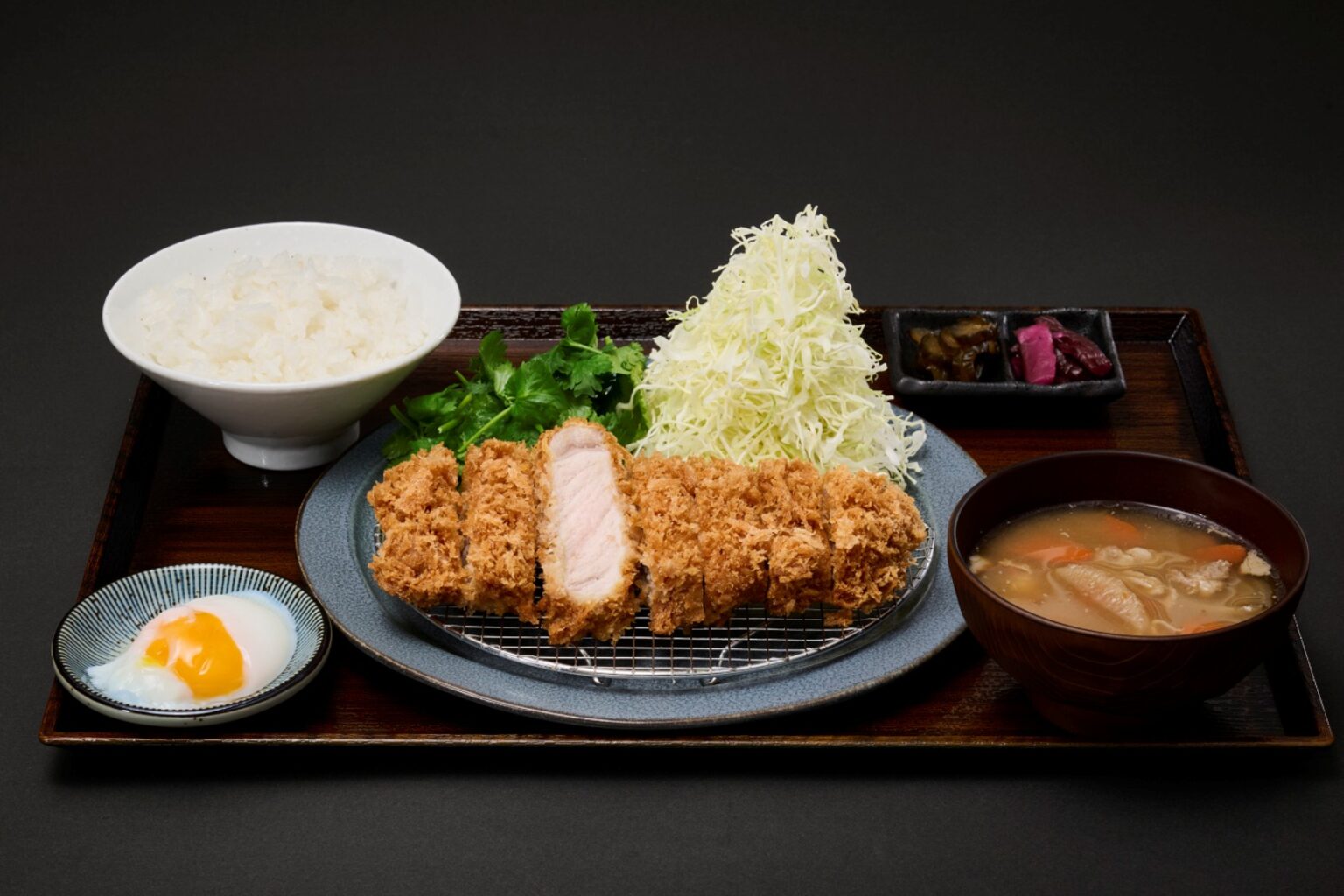 串カツ田中が新業態「厚切りとんかつ 厚とん」をオープン！ 極厚カツと羽釜炊きご飯で新たな食体験を提案 | AppBank