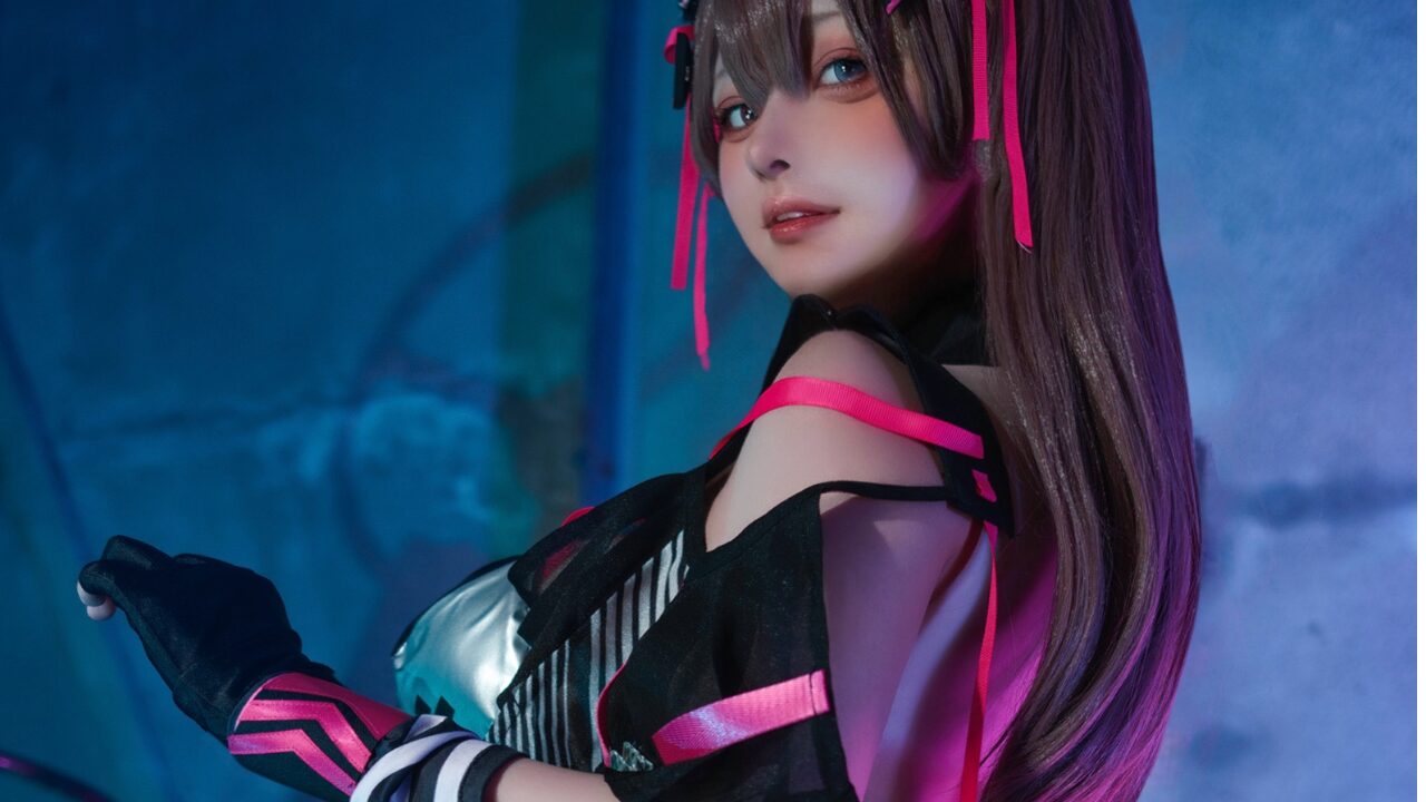 セクシーなお尻アングルが話題沸騰！ 天然水、『勝利の女神：NIKKE』ネロの艶やかなコスプレを披露 | AppBank