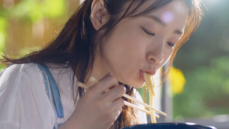 丸亀製麺、上戸彩さん出演の「鬼おろし肉ぶっかけうどん」新CMを7月8日より放送開始 | AppBank