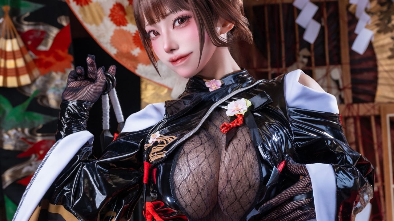 艶やかな黒のエナメルが眩しい！ さや、『勝利の女神：NIKKE』サクラの完璧なコスプレを披露 | AppBank