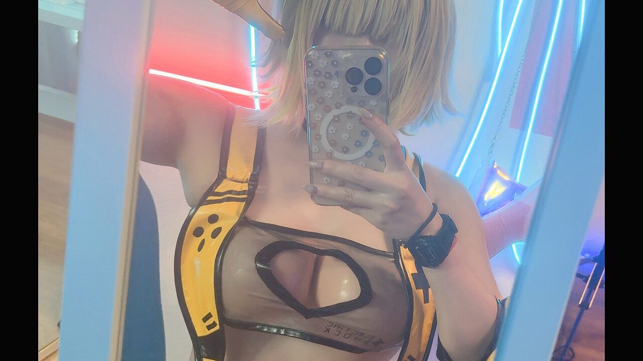 ムチムチボディが完璧すぎる！ かいむ、『勝利の女神：NIKKE』エレグ水着姿のコスプレを披露 | AppBank