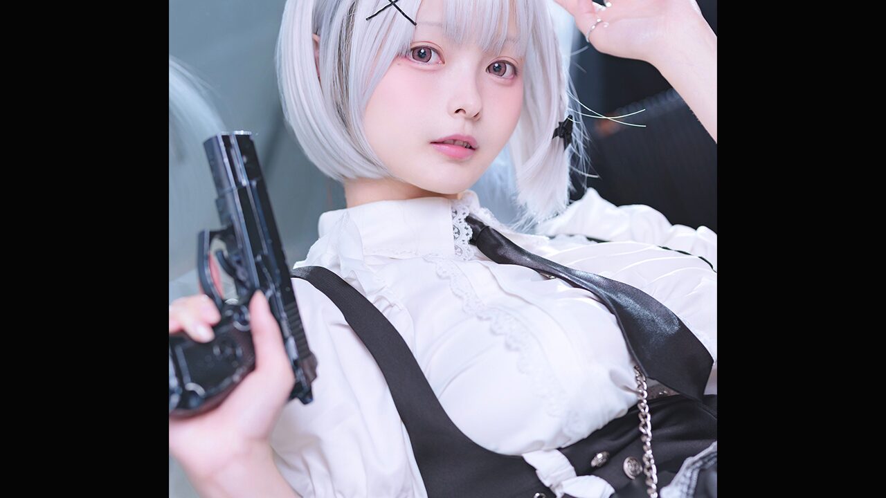 白髪ボブでクールビューティ！ すずら、エージェント風コスプレで銃を構えるポーズを披露 | AppBank