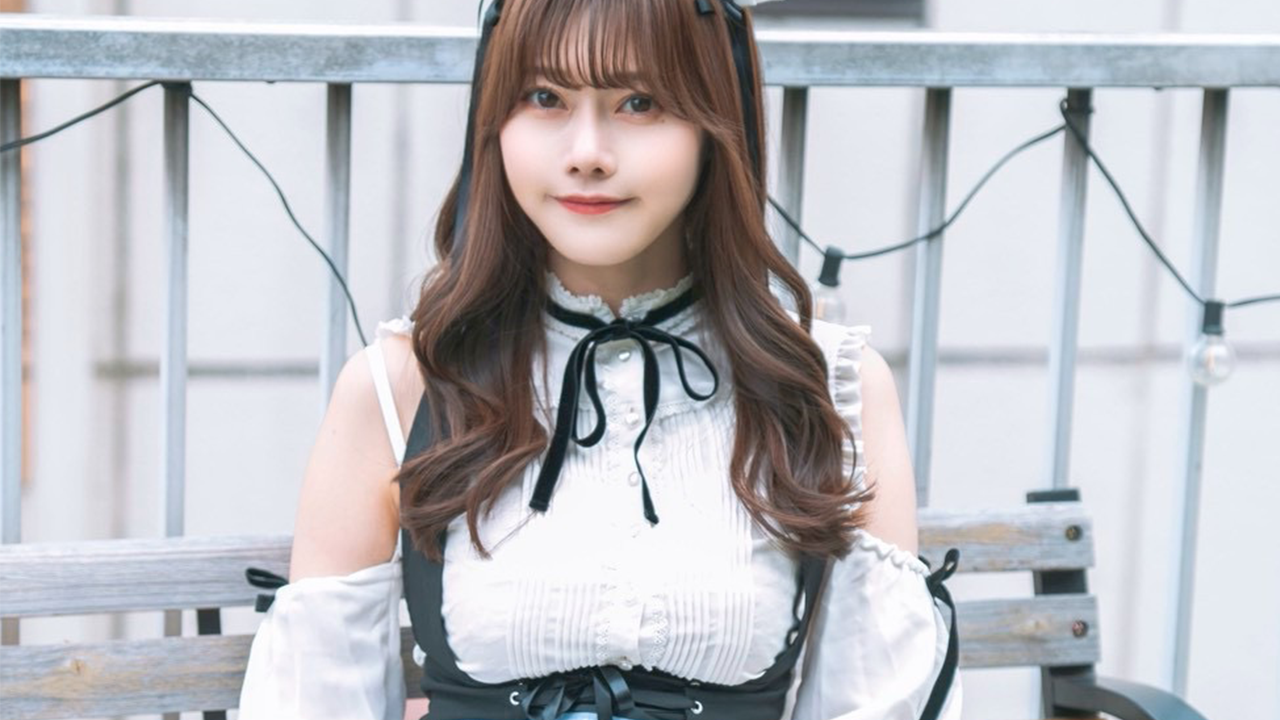 むっちり太もも推しファン大興奮！ 桃里れあ、白×黒のセクシーメイド服で誘惑ポーズを披露 | AppBank
